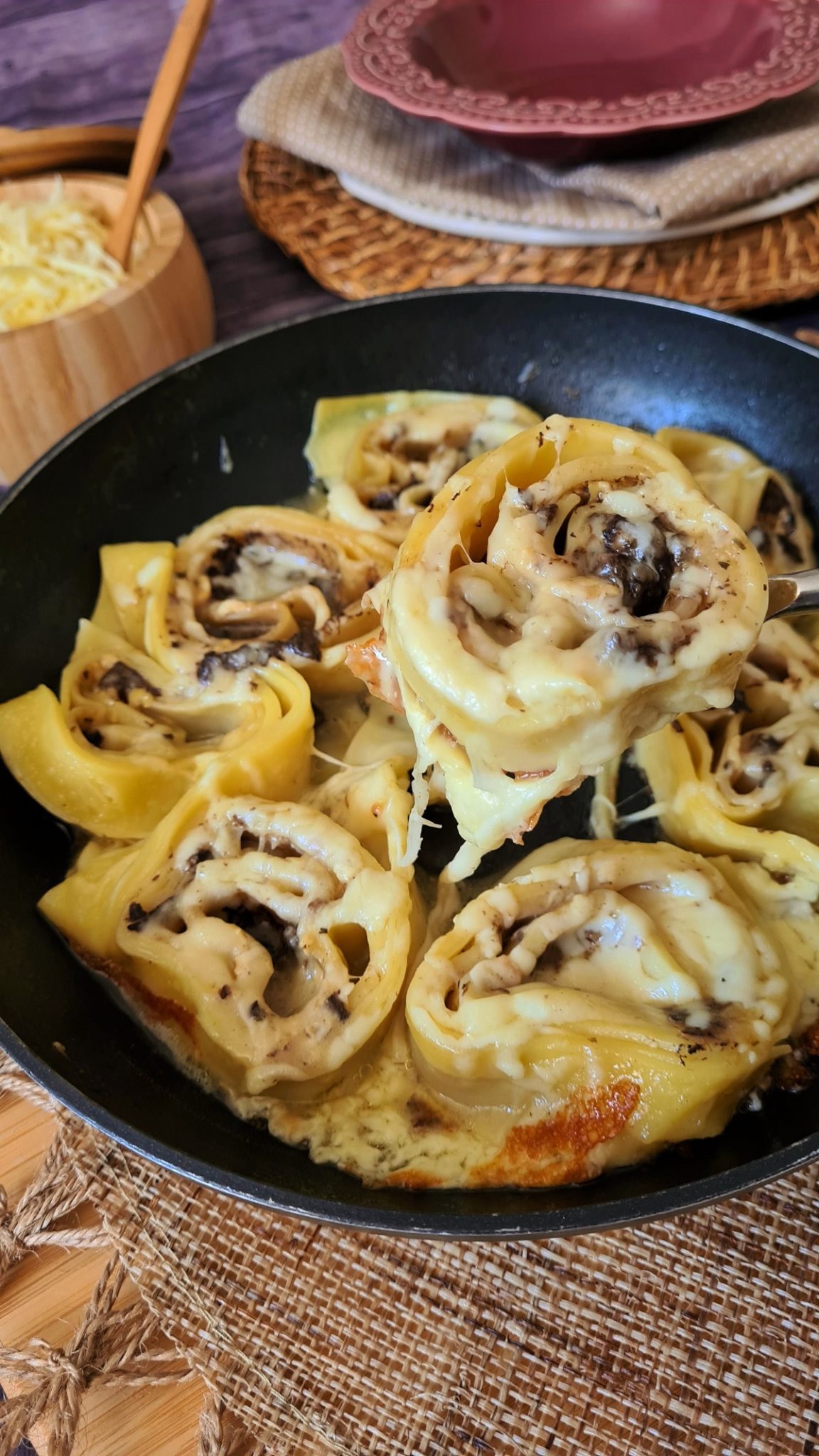 Rondelli de Funghi ao Molho Alfredo - Bru Calderon