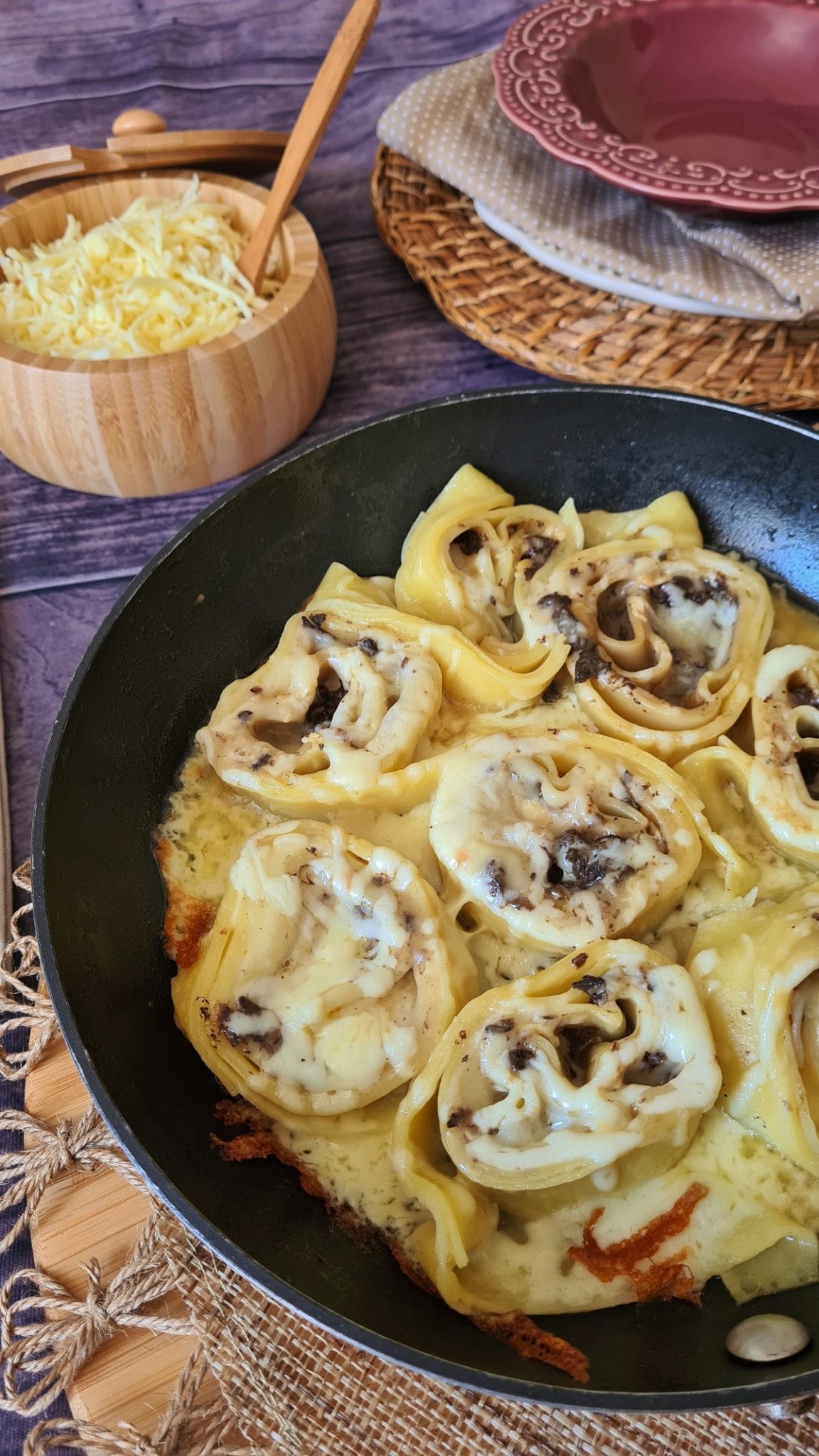 Rondelli de Funghi ao Molho Alfredo - Bru Calderon